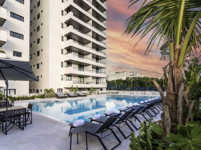 velatowerscancun.com